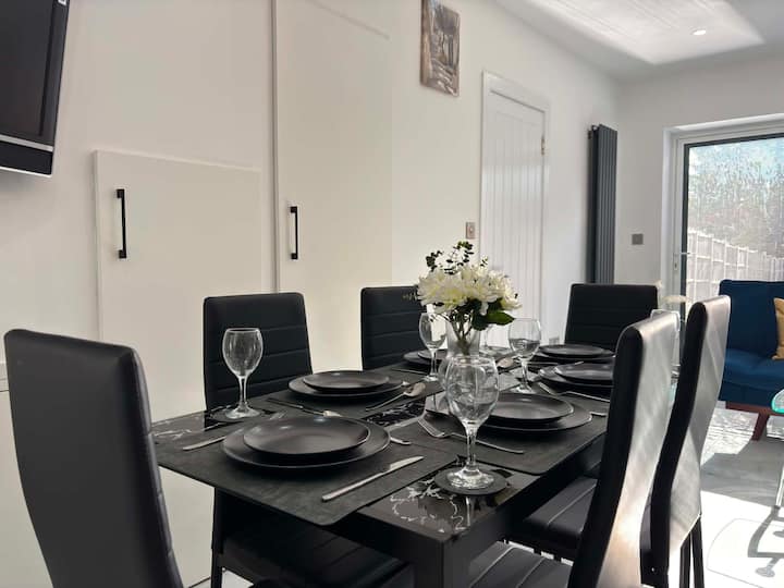 4 Bedroom House In Sutton| 9 Guests |Driveway - Epsom