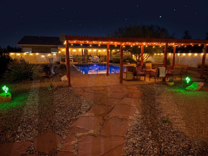 Secluded Pool Oasis Mountain Views & Sunsets 1hr - United States