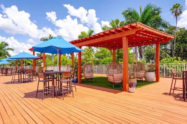Modern 4th Floor Oasis | Pool, Gym Downtown - Fort Myers, FL