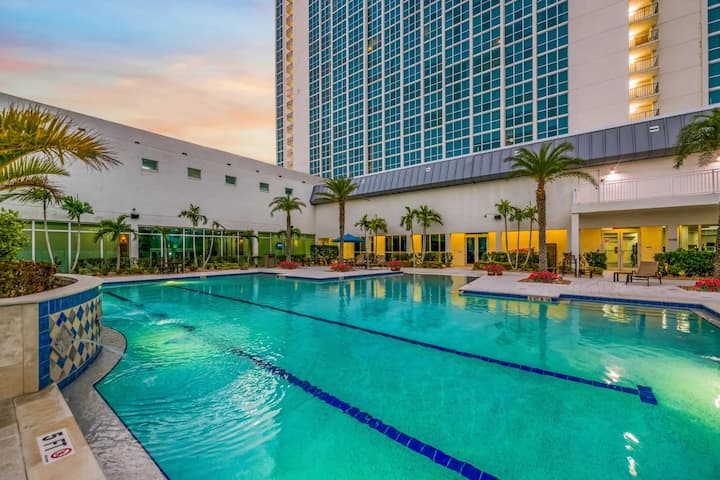 Stylish 3rd Floor Stay | Heart Of Downtown - Fort Myers, FL