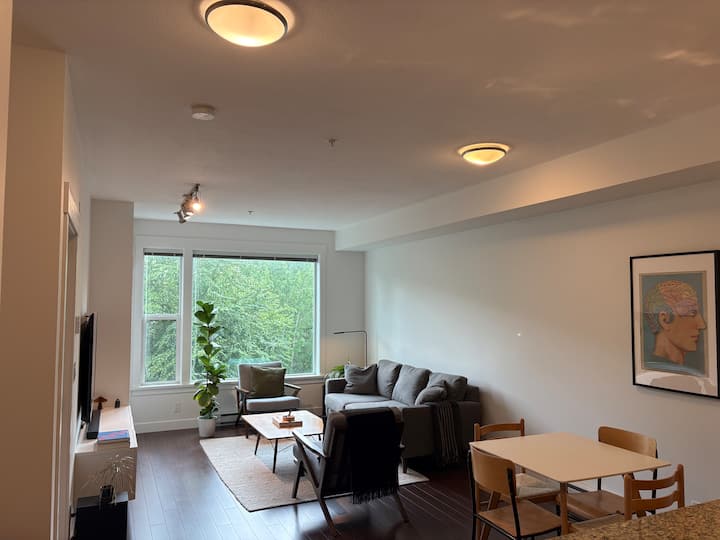 Bright And Open Apartment - Abbotsford