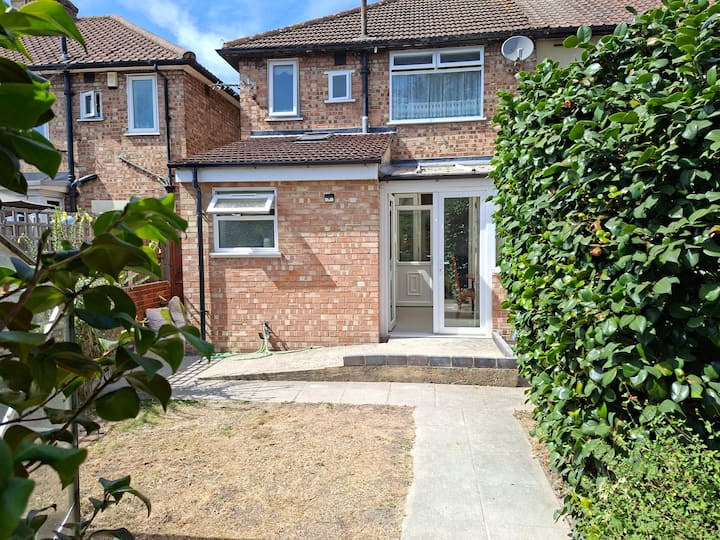 4 Bedrooms 2 Bathrooms House Near Romford Station - Romford
