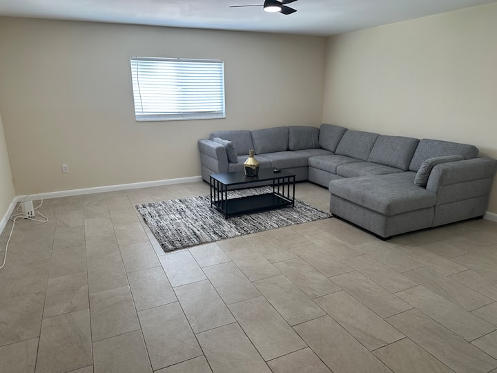 Cozy & Spacious Retreat | Perfect Group Stay - Miami Gardens, FL