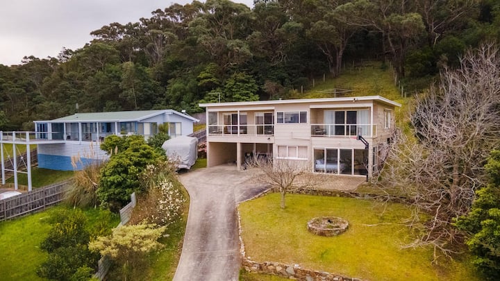 Eastern Views Beach House: View Alone Is Worth It - Lakes Entrance