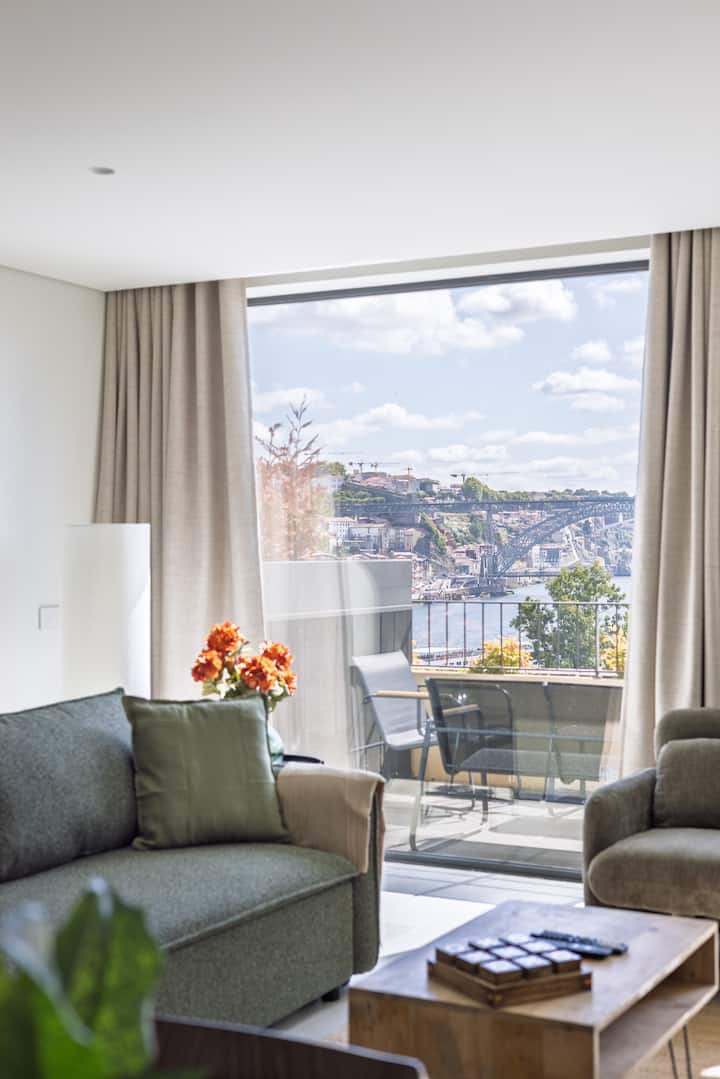 Elegant 2br Retreat With Douro & Porto Views - Porto