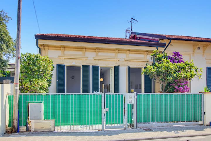 Hostly Villa Camaiore Near The Beach - ピエトラサンタ