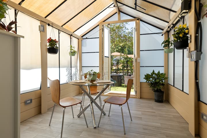 Chic Bungalow W/ Greenhouse Dining + Private Yard - Topanga, CA