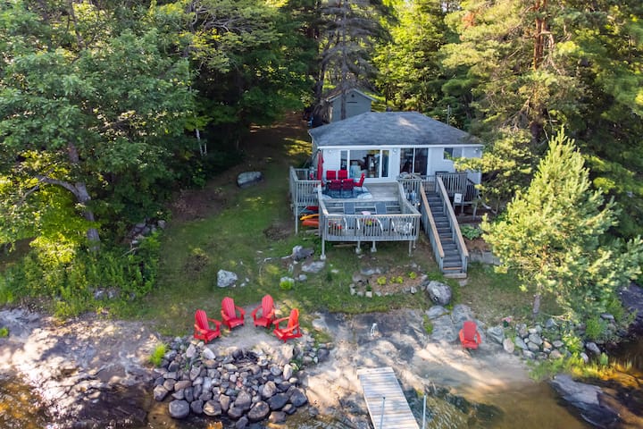 Three Mile Lake Cottage With Private Beach - Huntsville