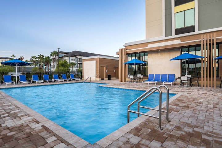 Close To Universal Studios + Restaurant. Bar. Pool - Orlando, FL