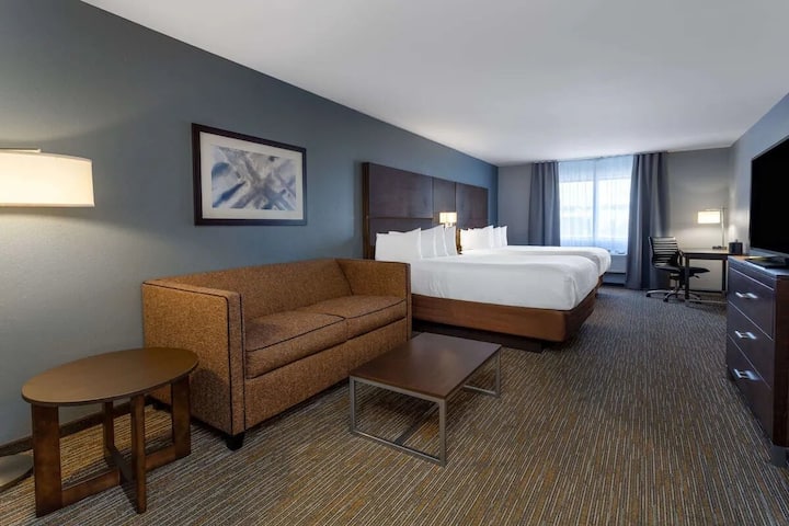 2 Queen Suite | Wingate Wi Dells | Family Suite - Baraboo, WI