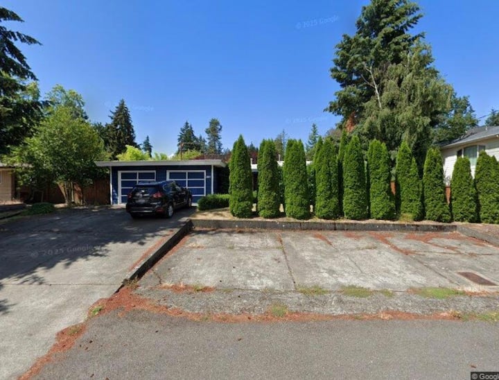 Walking Distance From Bellevue Square And Qfc - Kirkland, WA