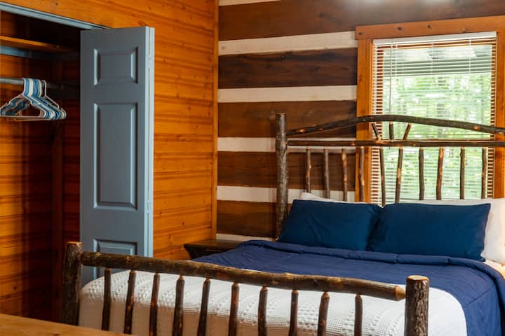 Cozy 2br Mountain Cabin | Fireplace, Forest Views - シルバ, NC