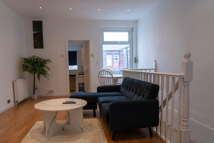 Apartment Sleeps 4 With Wifi & Garden - Bolton