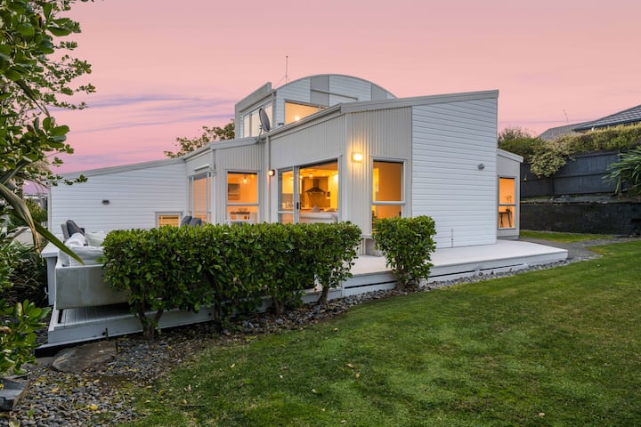 Orewa Beach Family Haven With Spa Pool & Deck - Waiwera