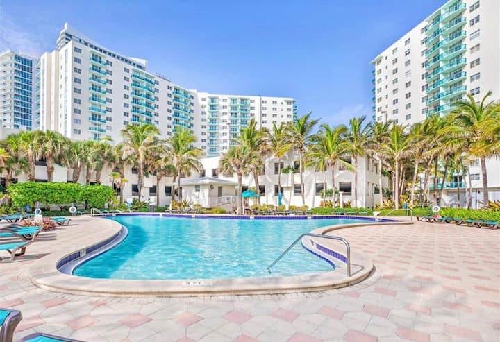 Vacation Spot By The Ocean W/pool Gym Beach Access - Hollywood, FL