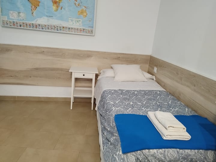 Precioso Estudio En La Sevilla Histórica - Sevilla