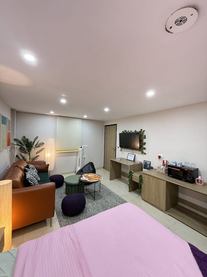 House Of Hues | Private Bathtub + Cozy Stay - Gurugram