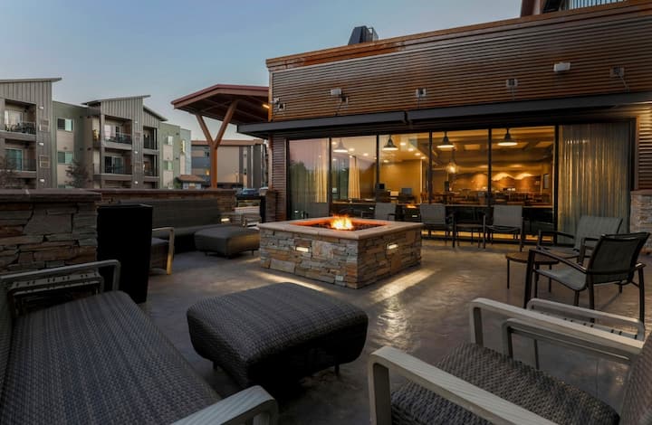 Stylish 2 Queen Hotel Suite W/ Breakfast - Truckee, CA