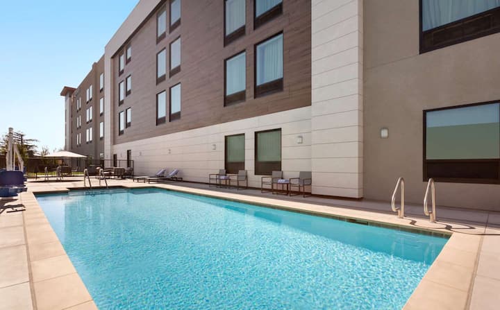 La Quinta Santa Rosa Sonoma | King Suite | Pool - Santa Rosa, CA