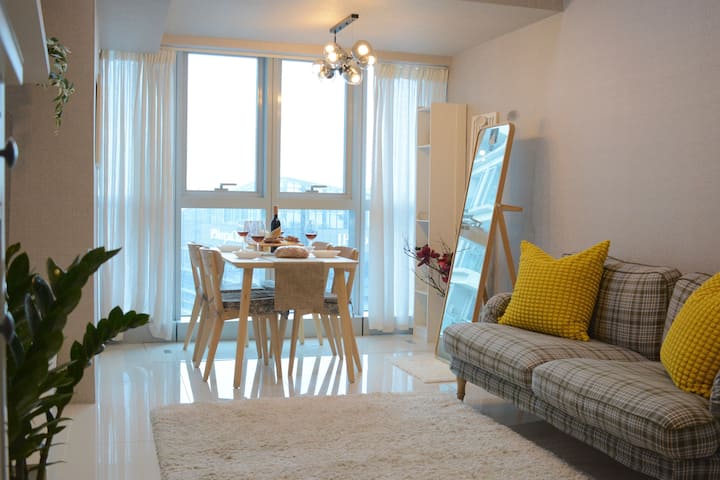 Muji Style 2br+free Parking | 350mbps Wi-fi - Taguig