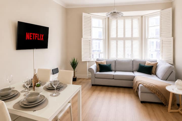 Modern Kensington Flat Near Hyde Park W/ Workspace - 