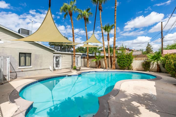 The Vegas Oasis A Modern Desert Retreat 6 Bedrooms - Las Vegas, NV