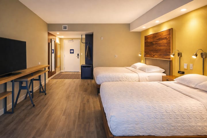 Three 2 Queen Rooms W/ Free Breakfast & Parking - 