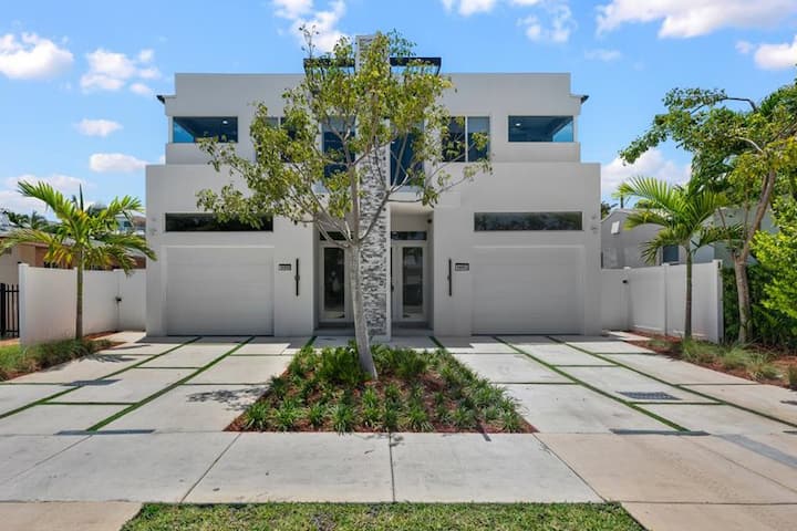 Sleeps 20 | Pool Grill 2 Homes | Las Olas - Fort Lauderdale
