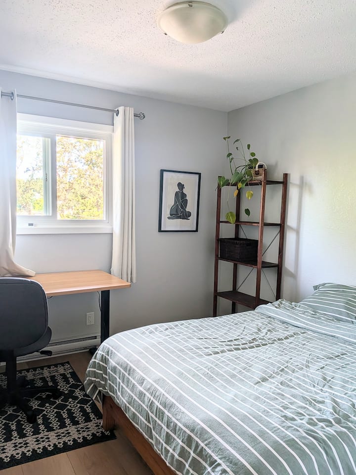 Room W/ Desk, Top Floor, Convenient Fernwood Condo - Victoria