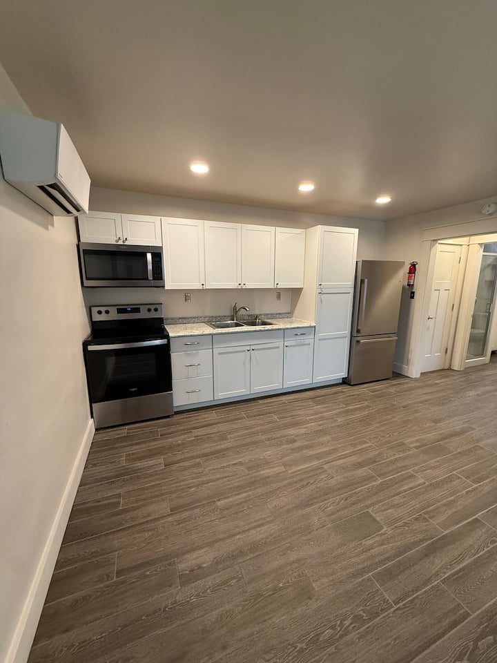 Bethel Place | Iu Game Day Stay - Oliver Winery, Bloomington