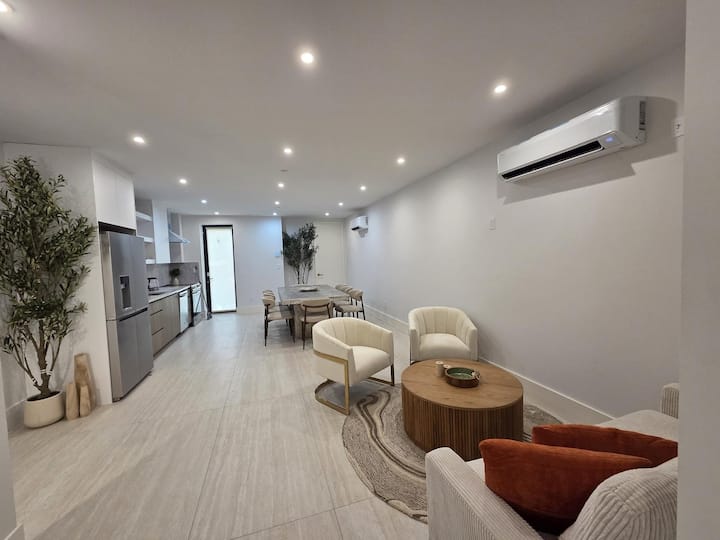 Modern Manhattan Townhouse | 4br | Sleeps 8 - New York City