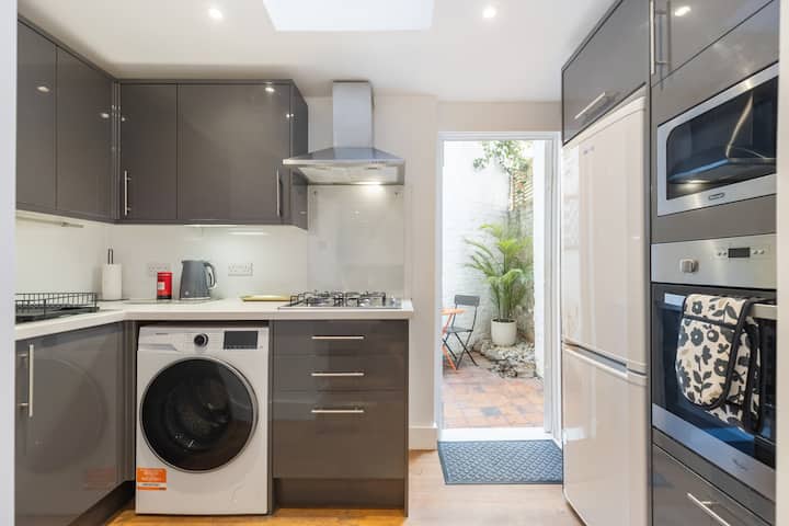 Primrose Hill Garden Flat · Patio & Super King - London