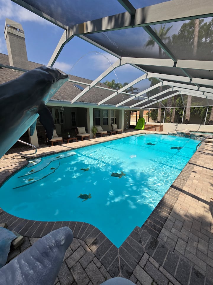 Luxury Pool Home, Fits 10, Hot Tub, Near Airport. - Crystal River, FL