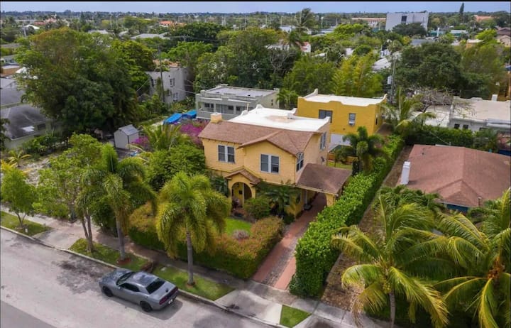 West Palm Beach Getaway Minutes From Airport - West Palm Beach, FL