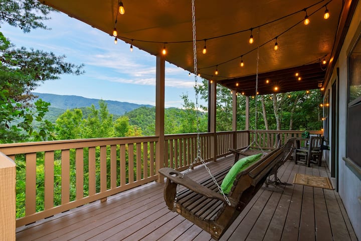 Cozy Cabin + Hot Tub  Decks + Arcade | Mtn Views - Townsend, TN