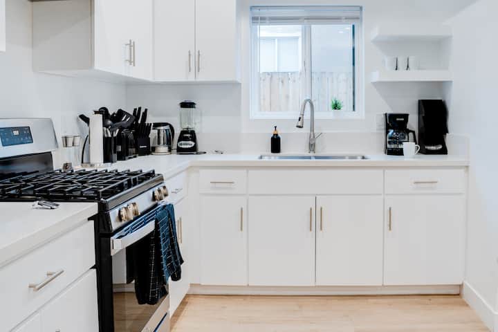 Spacious 7br Home Near Dtla W/ Parking - Bellflower, CA