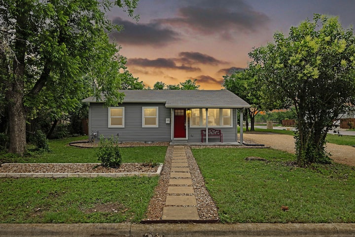 Charming Bungalow - Walk To Georgetown Square - Georgetown, TX