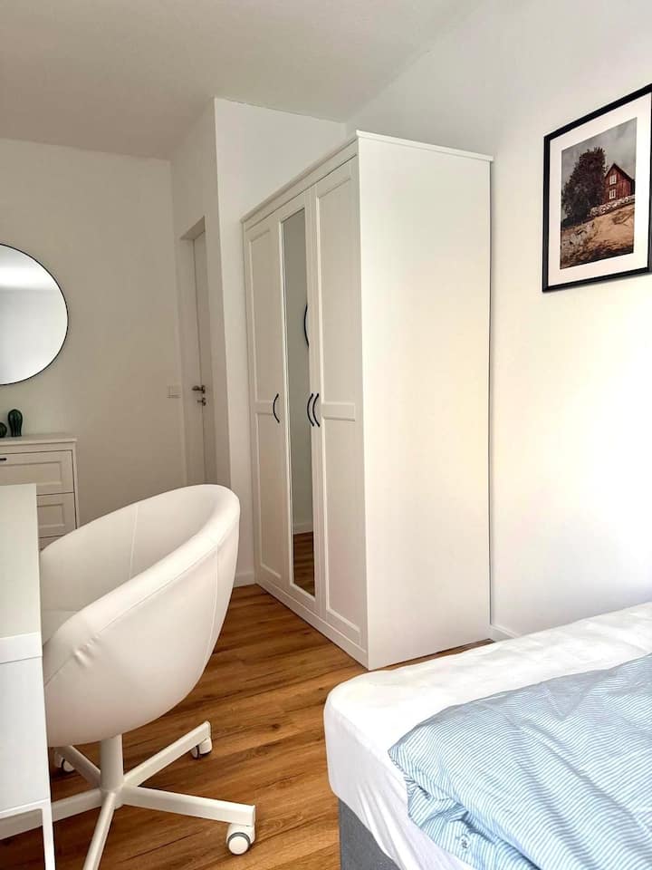 Serene 5 Bedroom Apartment In Derendorf District - Düsseldorf