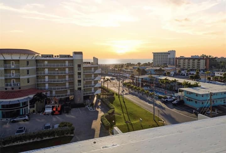 Island Paradise/rooftop Hot Tub/game Room/beach - Treasure Island, FL