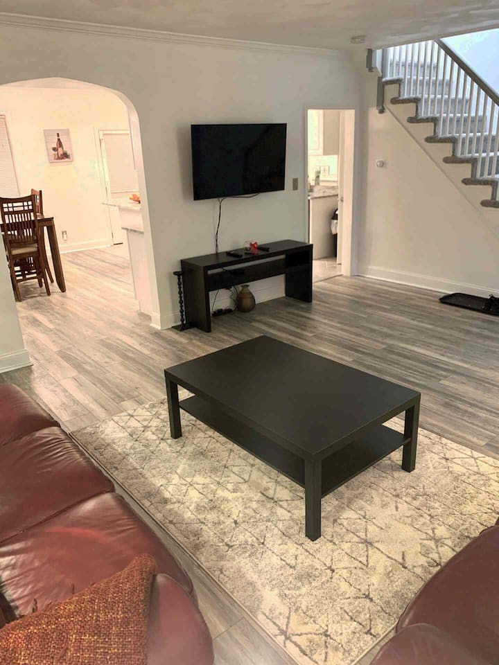 Spacious, Three Bedroom Townhome! - Baltimore, MD