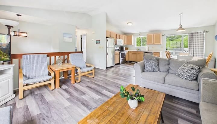 Coastal Retreat Near Narragansett Beach - Narragansett, RI