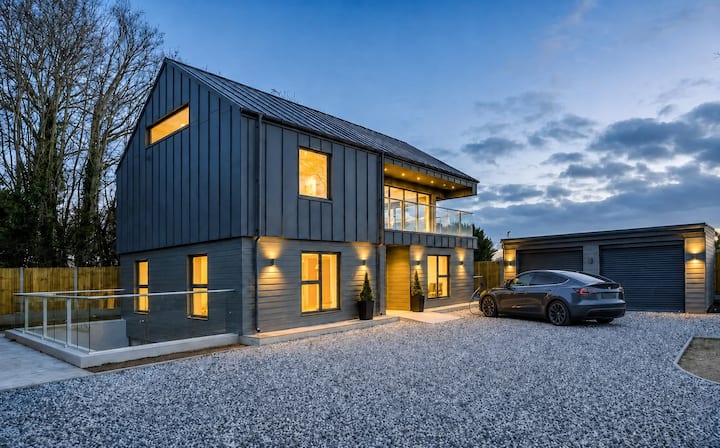 4 Bed Barn House, Cinema & Games Room, Sleeps 8+ - Farnham