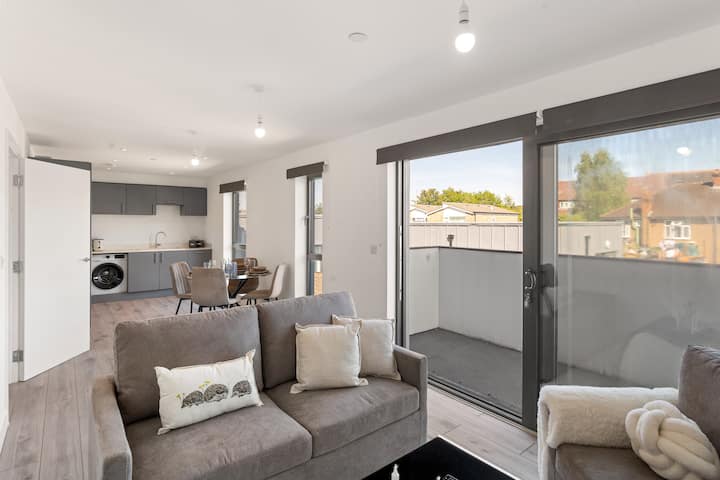 Stylish & Spacious 2br Stay | Balcony & Ensuite - Watford