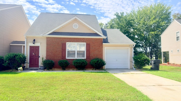 Lakefront Retreat |
Private & Peaceful. Sleeps 4 - Conyers, GA