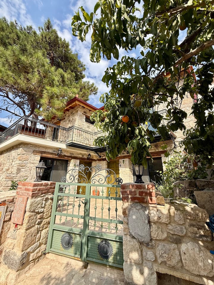 Hatchas Stone House - Karaburun