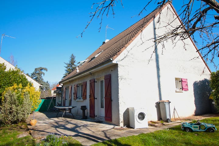 Maison De Ville Ombragée Dans Une Impasse Calme. - Rubelles
