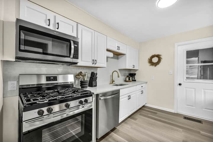 New & Remodeled * Fully Fenced Yard & Dog-friendly - Berea, OH