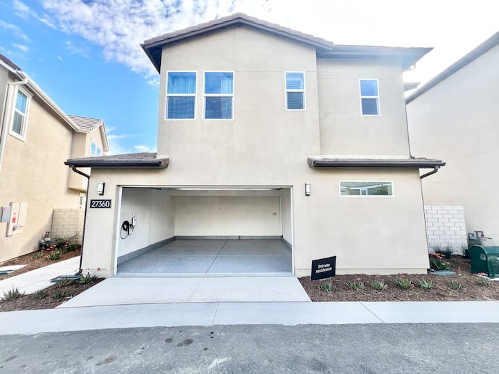 Beautifully Upgraded Home Local At Fivepoint - Santa Clarita, CA
