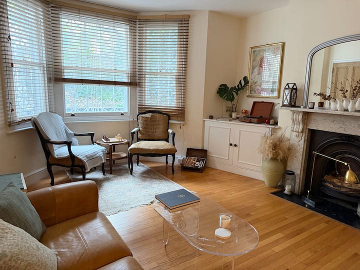 Barons Court Spacious Bright 2bed Garden Flat - London