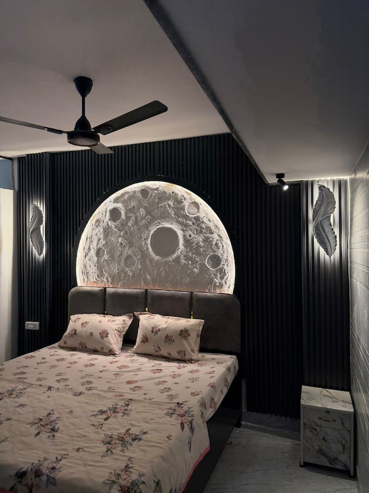 Midnight Moon Stay - Delhi, India